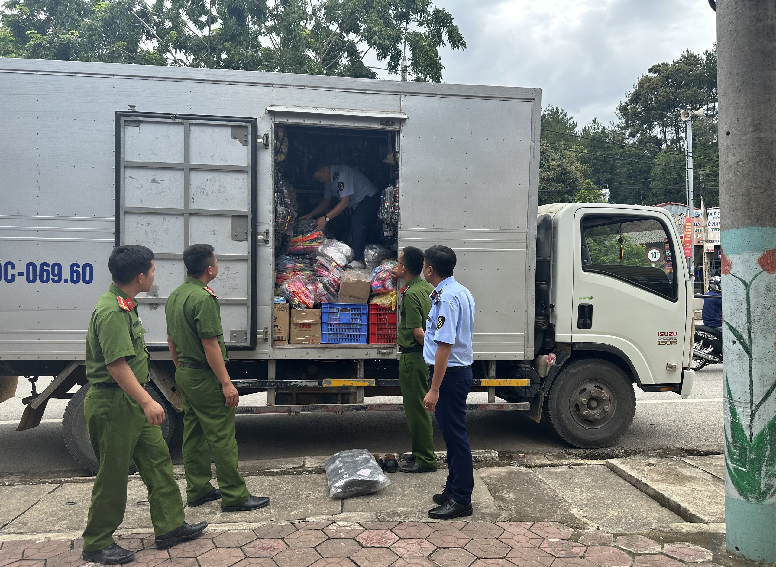 Đội Quản lý thị trường số 3 phối hợp kiểm tra phát hiện tạm giữ hàng ...